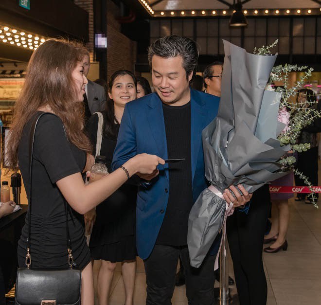 Thanh Bùi hiếm hoi xuất hiện sau thời gian ở ẩn, nhuộm lại tóc đen để trẻ hơn