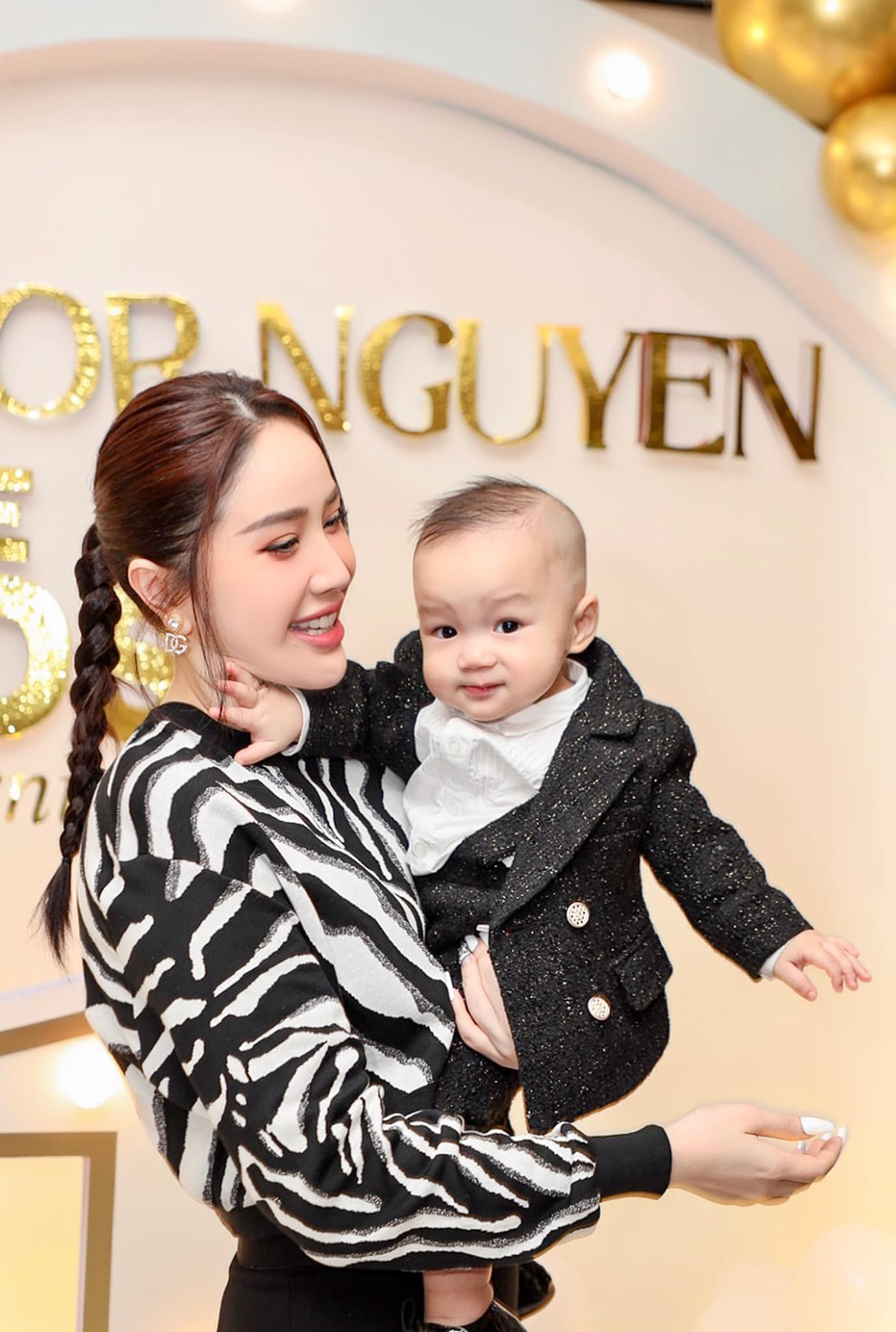 Khoe bước chân đầu đời của quý tử khi tròn 15 tháng tuổi, Bảo Thy tâm sự lý do con chậm đi