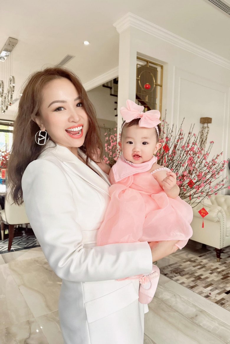 Vân Hugo tổ chức đám cưới cổ tích trên biển, Hồ Hoài Anh hiếm hoi xuất ...