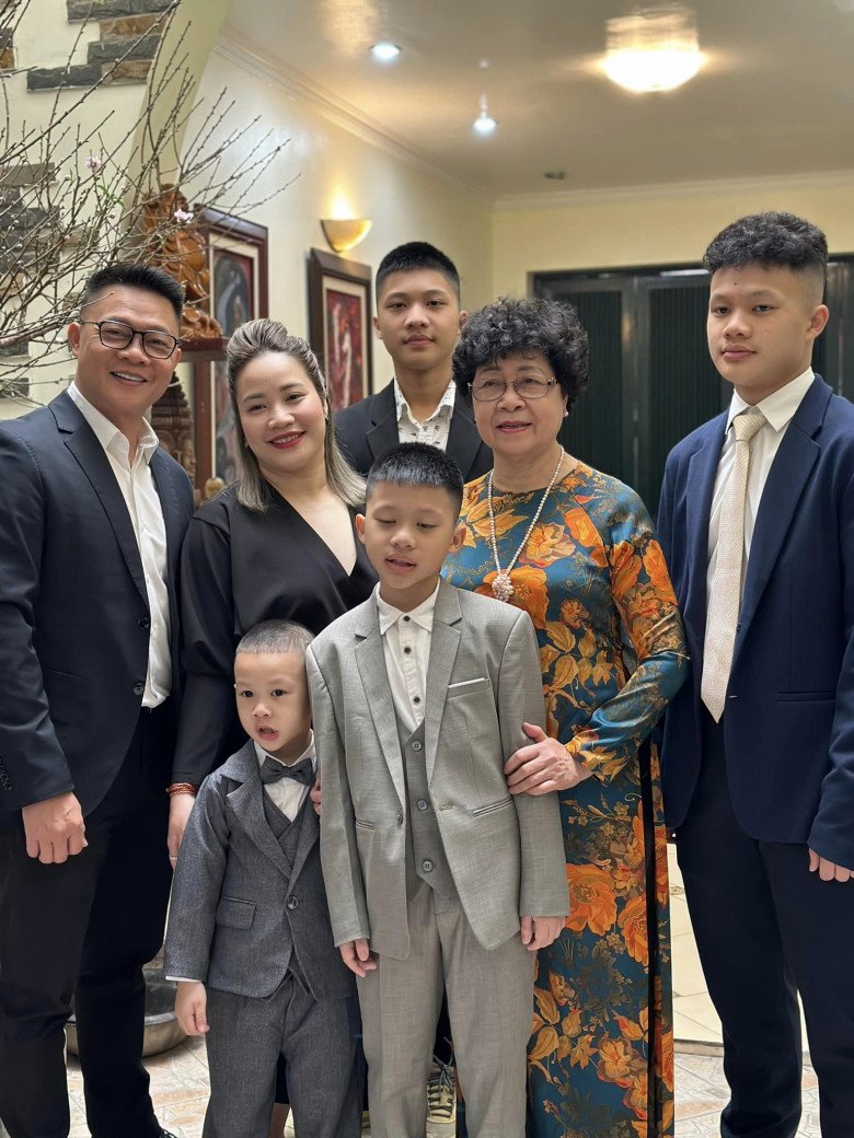 Con trai thứ 2 của BTV Trần Quang Minh được bác sĩ phán cao ráo đẹp trai lúc chào đời, giờ đã ...