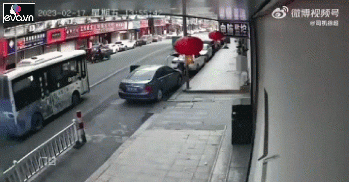 Clip: Xe điện Tesla lao như tên bắn, húc bay xe buýt