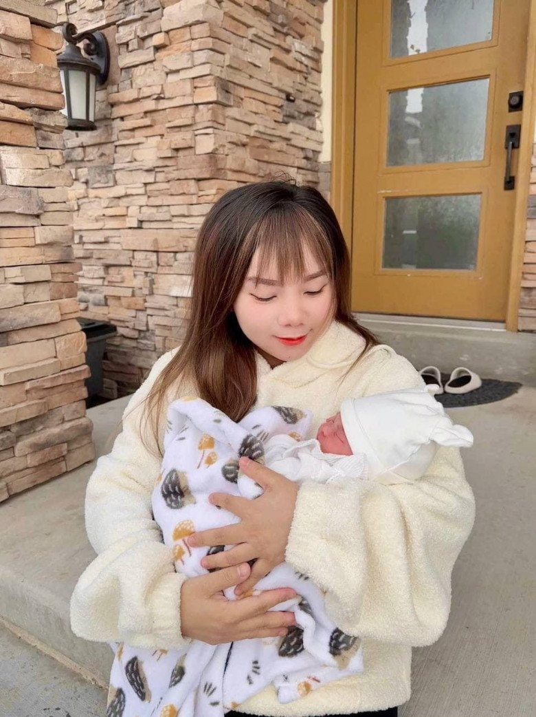 Múi Xù lần đầu khoe con gái cưng, nhan sắc rạng rỡ của mẹ bỉm tuần đầu ...
