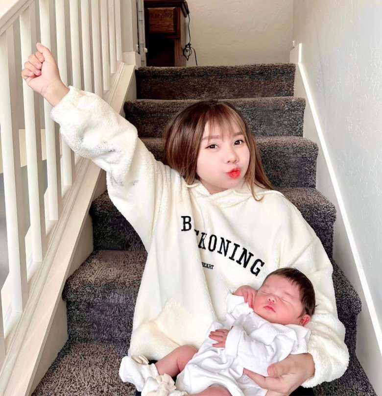 Múi Xù lần đầu khoe con gái cưng, nhan sắc rạng rỡ của mẹ bỉm tuần đầu ...