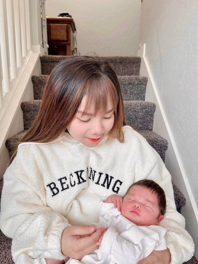 Múi Xù lần đầu khoe con gái cưng, nhan sắc rạng rỡ của mẹ bỉm tuần đầu ...