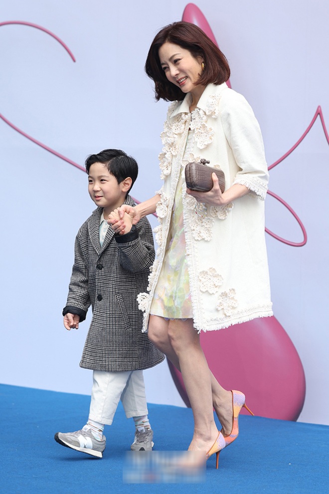 Chae Rim dắt con trai đi sự kiện, diện mạo tuổi U50 khiến khán giả giật ...