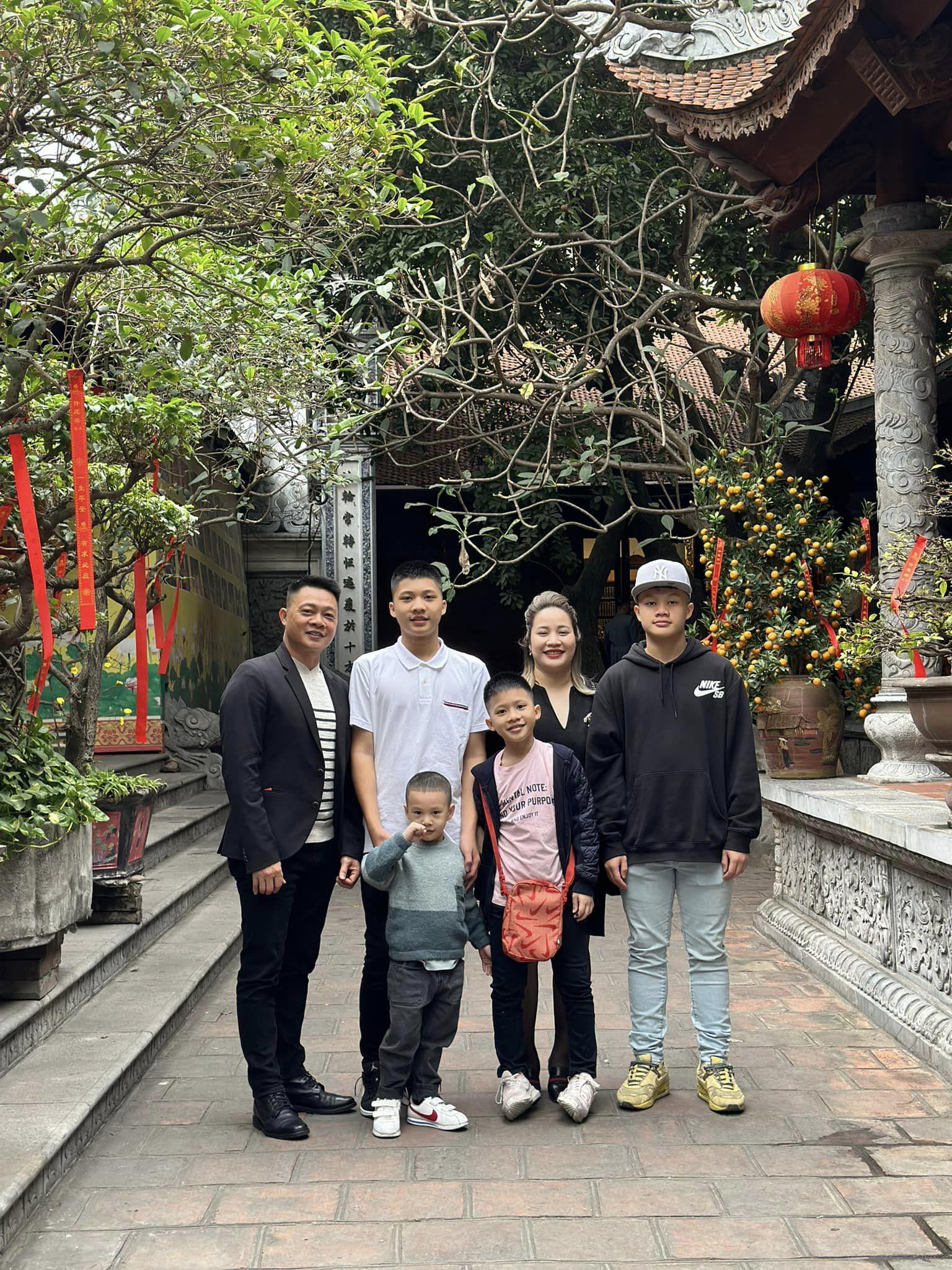 Chân dung cô vợ đẻ 4 con trai cho MC Trần Quang Minh, dắt chồng đi chơi quần quật