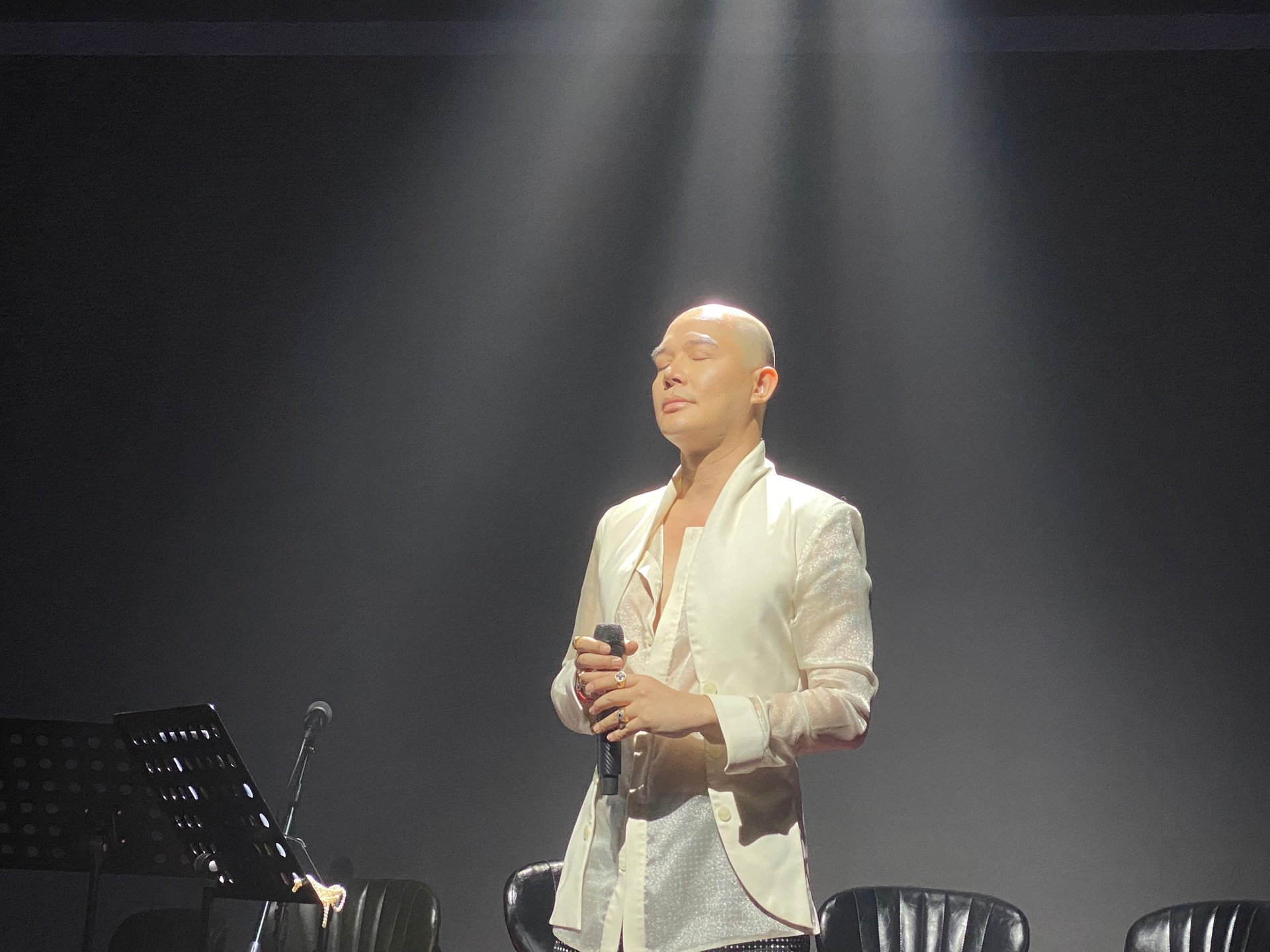 Nathan Lee để đầu trọc đi hát sau loạt chia sẻ bất ổn, cho biết bị bạn ...