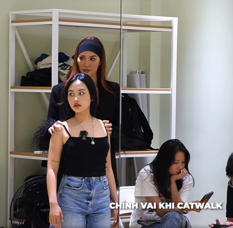 Phương Mỹ Chi bất ngờ tập catwalk với Lan Khuê, diện áo dây ôm sát khoe vóc dáng nảy nở tuổi 20