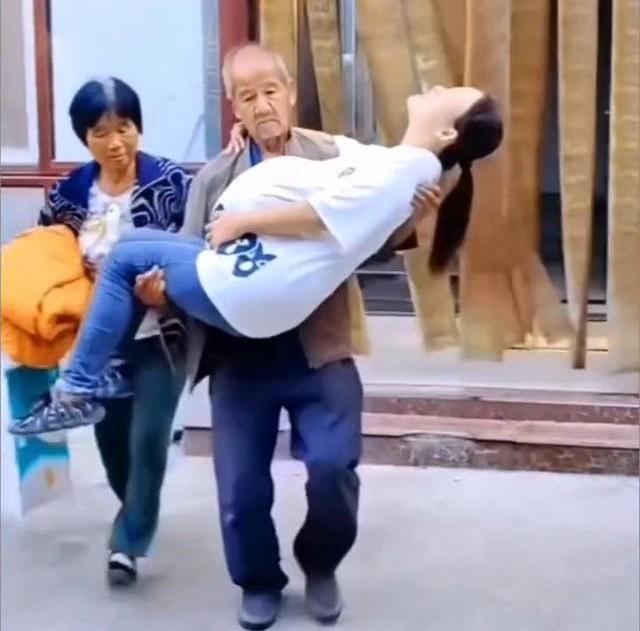 Con dâu đau đớn sắp sinh, bố chồng bế đi viện, dân làng xì xào, CĐM bất ...