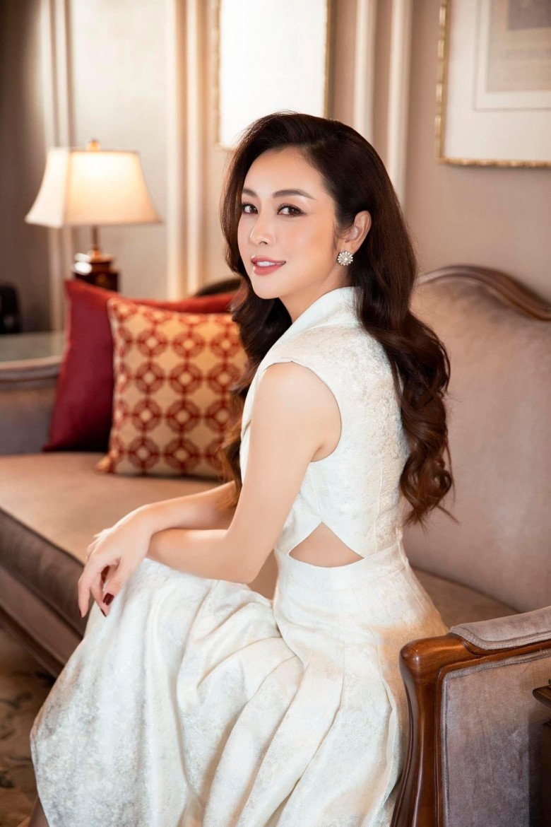 Toát mồ hôi ngắm Jennifer Phạm lên đồ bên chồng: Mặc váy xẻ cao đã đành ...