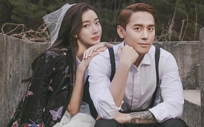 Ngôi sao 24/7: Tiểu Long Nữ đẹp nhất lịch sử chụp ảnh với chính mình 28 năm trước, U60 nhìn mặt ...