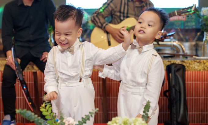 Con trai MC Thành Trung ngã khâu 4 mũi ở cằm, bố dặn phải cười lên