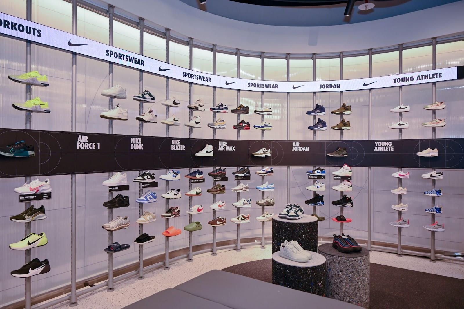 Nhan Phúc Vinh, Lăng LD cùng dàn vận động viên "đổ bộ” cửa hàng hiện ...