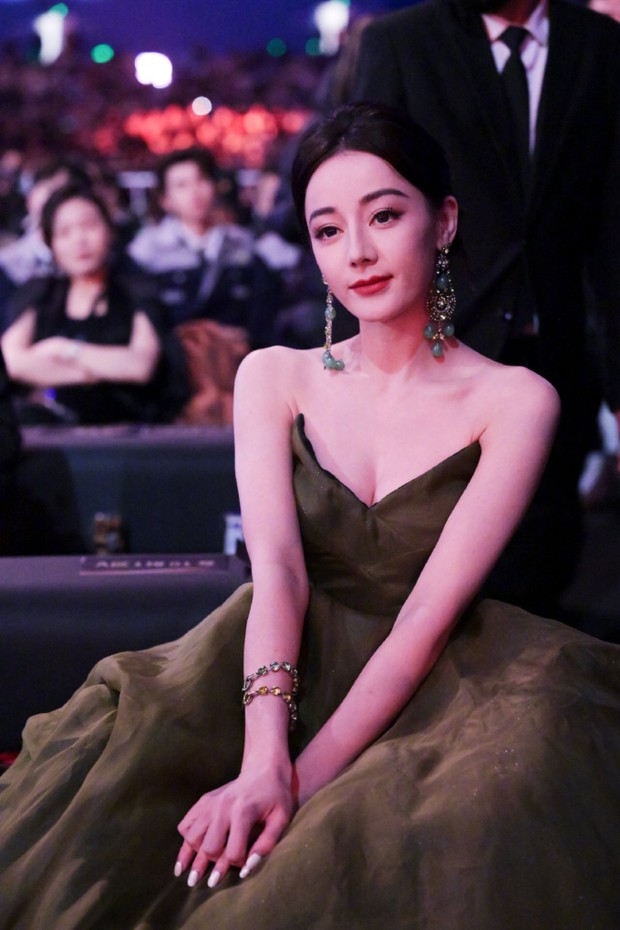 Đêm hội Weibo 2023: Địch Lệ Nhiệt Ba mặc o ép, visual như tiên nhưng ...