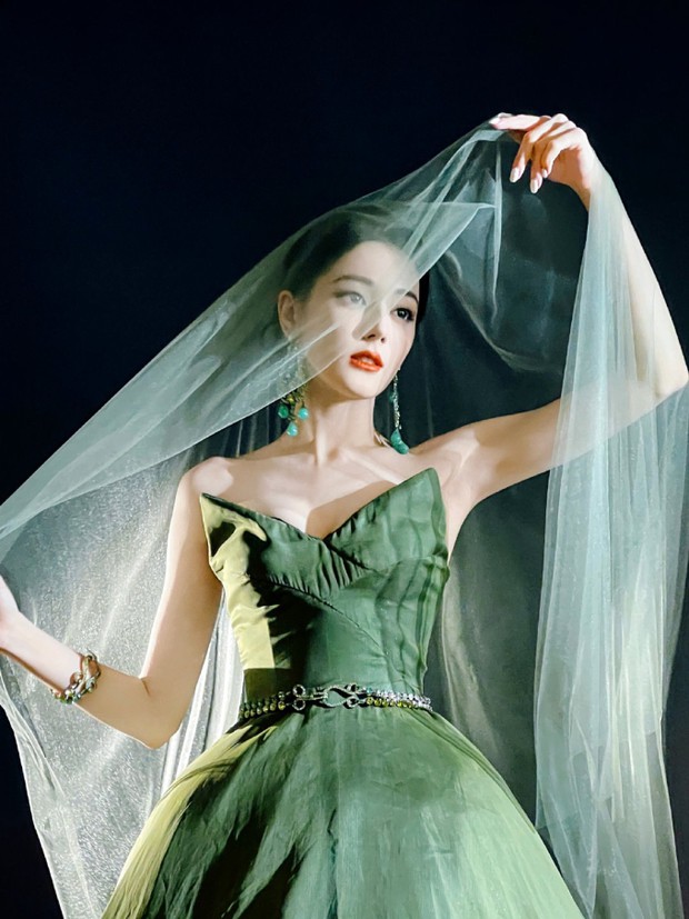 Đêm hội Weibo 2023: Địch Lệ Nhiệt Ba mặc o ép, visual như tiên nhưng ...