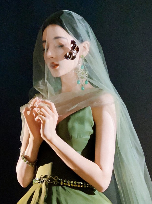 Đêm hội Weibo 2023: Địch Lệ Nhiệt Ba mặc o ép, visual như tiên nhưng ...