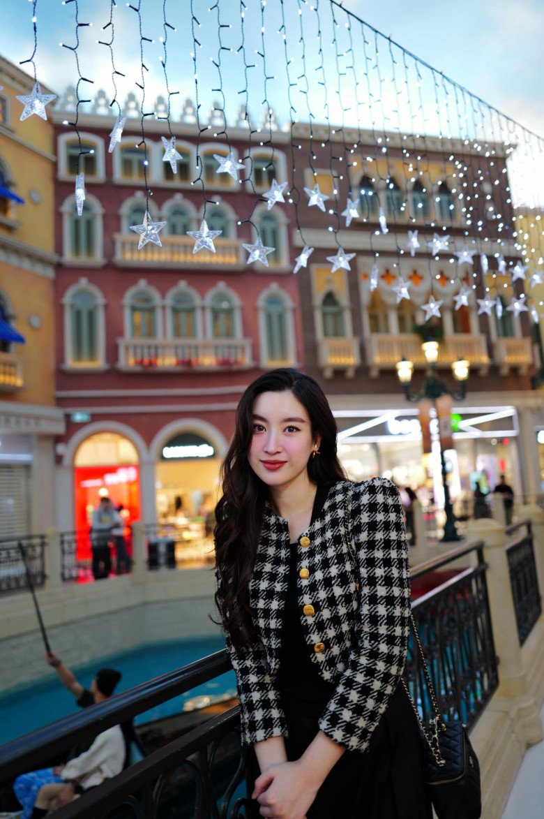 Đỗ Mỹ Linh khoe vòng eo nhỏ xíu sau sinh, không còn mũm mĩm như khi ...