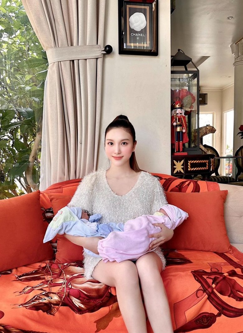 Hạnh Sino thông báo đã sinh đôi, nhan sắc bà đẻ ngồi ôm 2 con thành tâm điểm