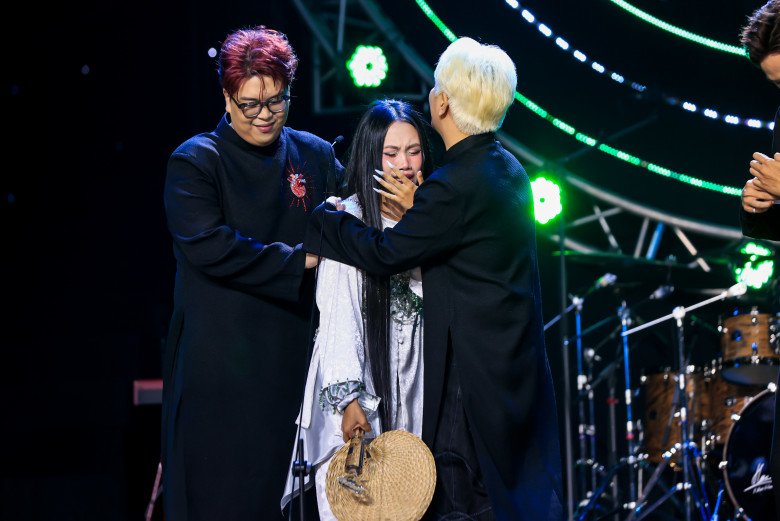 Phương Mỹ Chi bật khóc, Hòa Minzy kể chuyện mẹ khóc tới băng huyết vì ...