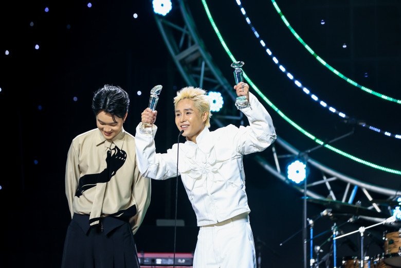 Phương Mỹ Chi bật khóc, Hòa Minzy kể chuyện mẹ khóc tới băng huyết vì ...