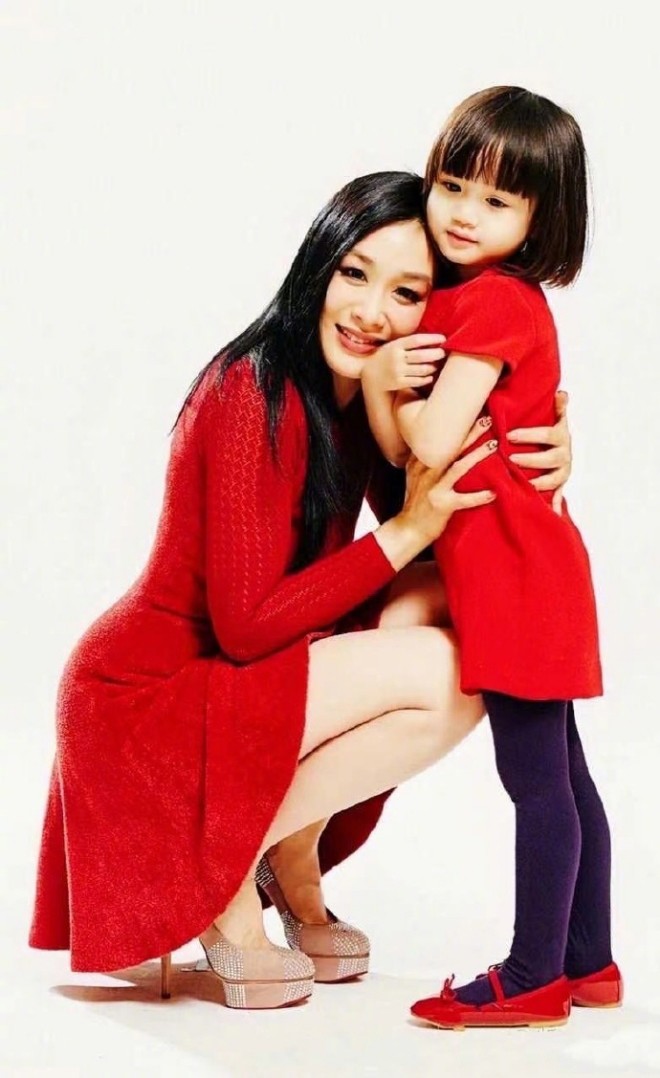 Ngôi sao 24/7: 14 tuổi, con gái của mỹ nhân gốc Việt gây xôn xao, tuổi dậy thì mặc quá táo bạo