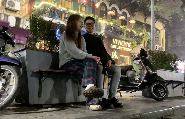 Giới trẻ sáng tạo với muôn kiểu đi dép kết hợp tất