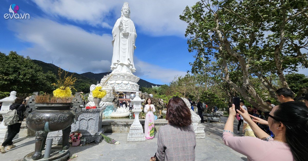 Ngôi chùa lớn nhất Đà Nẵng đông du khách ngày Mùng 1 Tết Giáp Thìn 2024