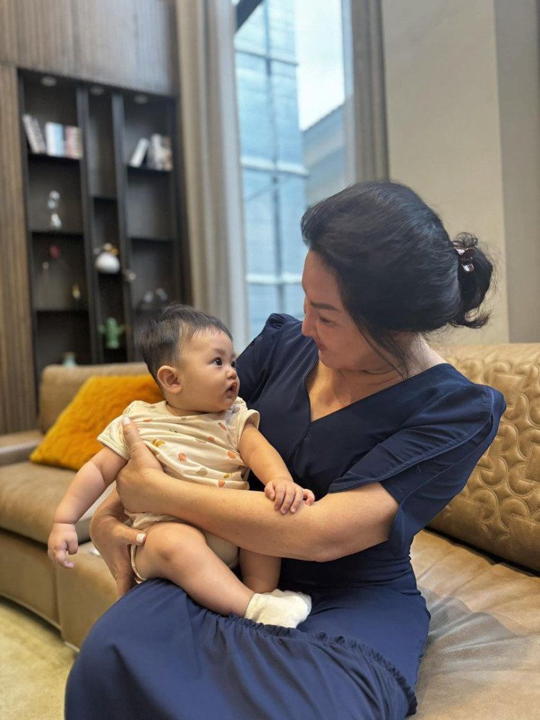 Cường Đô La đăng ảnh đại gia đình, khung cảnh bà nội quyền lực quây ...