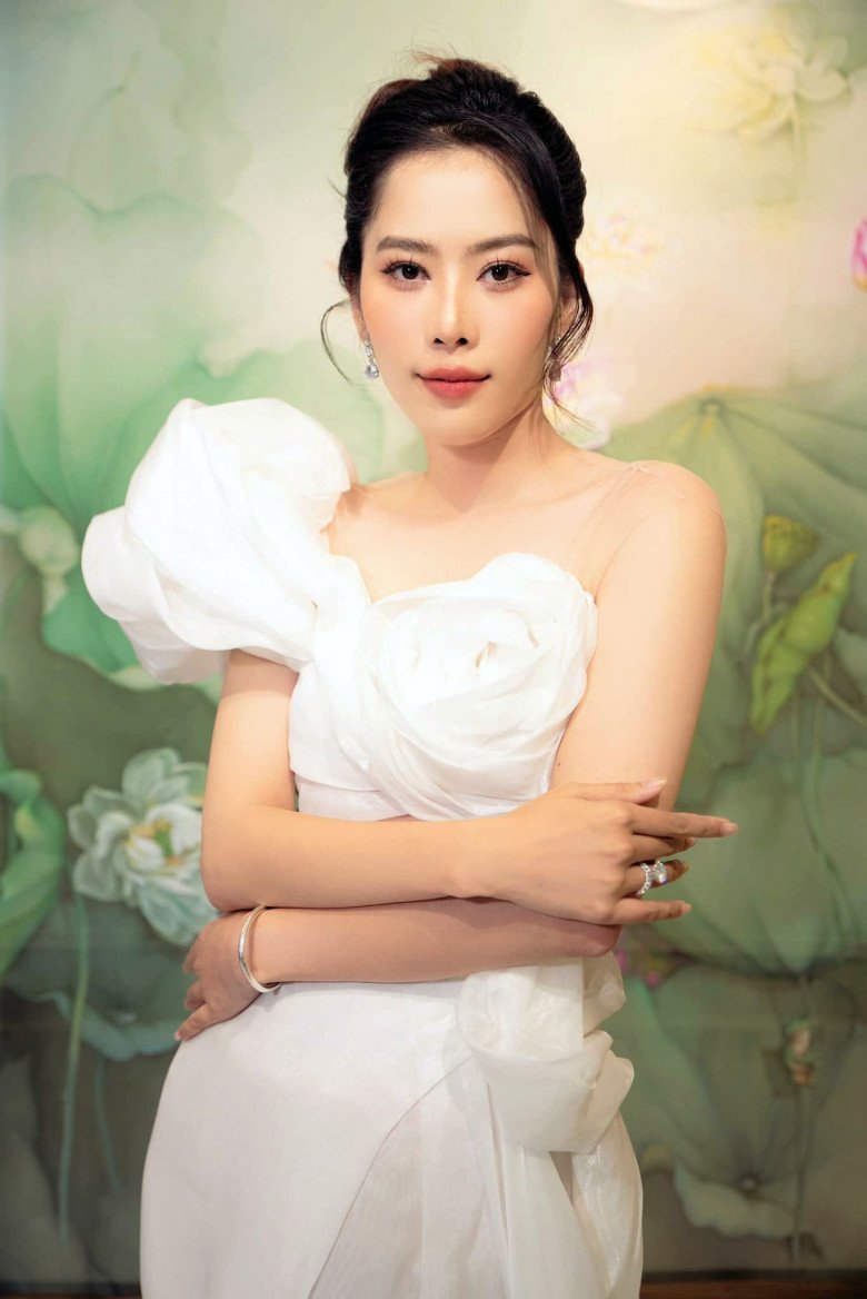 Nam Em vắng mặt trong buổi làm việc với Sở Thông tin - Truyền thông, chồng sắp cưới lái xe sang ...