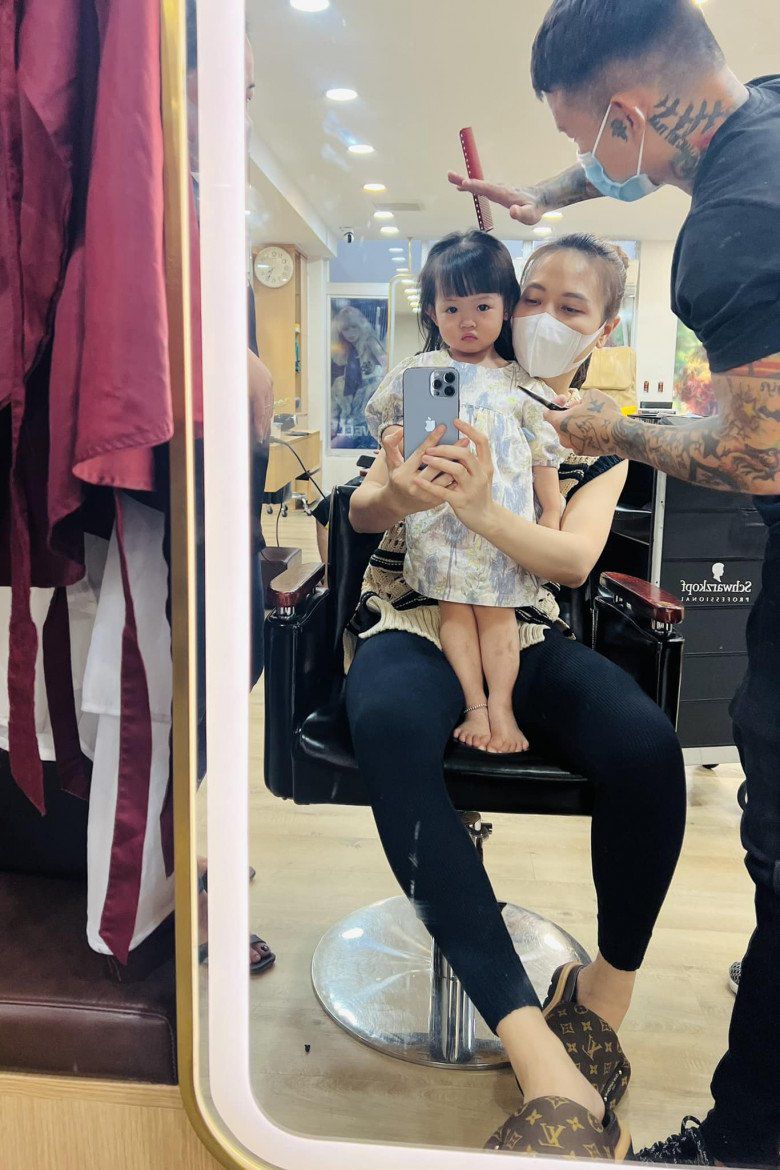 Vợ hotgirl Vũng Tàu trổ tài cắt tóc cho con gái, Mạc Văn Khoa ở bên ...