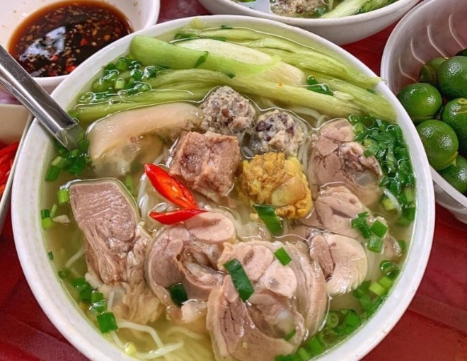 Ẩm thực chợ Đồng Xuân nức tiếng gần xa, trứ danh bún riêu tóp mỡ mọc giòn chỉ 25.000 đồng