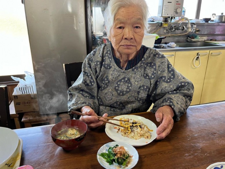 Cụ bà 95 tuổi vẫn tự trồng rau và nấu ăn, khuyên làm 5 việc để trường ...