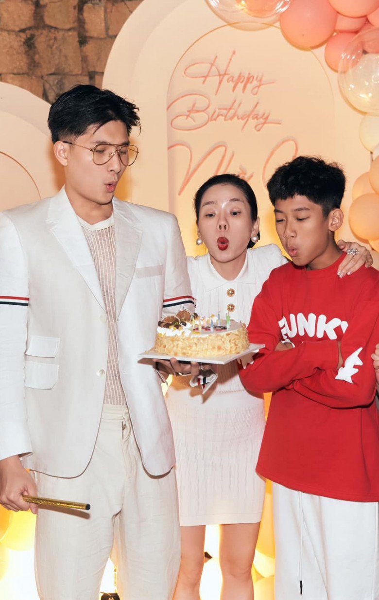 Con trai Lệ Quyên thân thiết bên tình trẻ của mẹ, ngoại hình giờ trổ ...