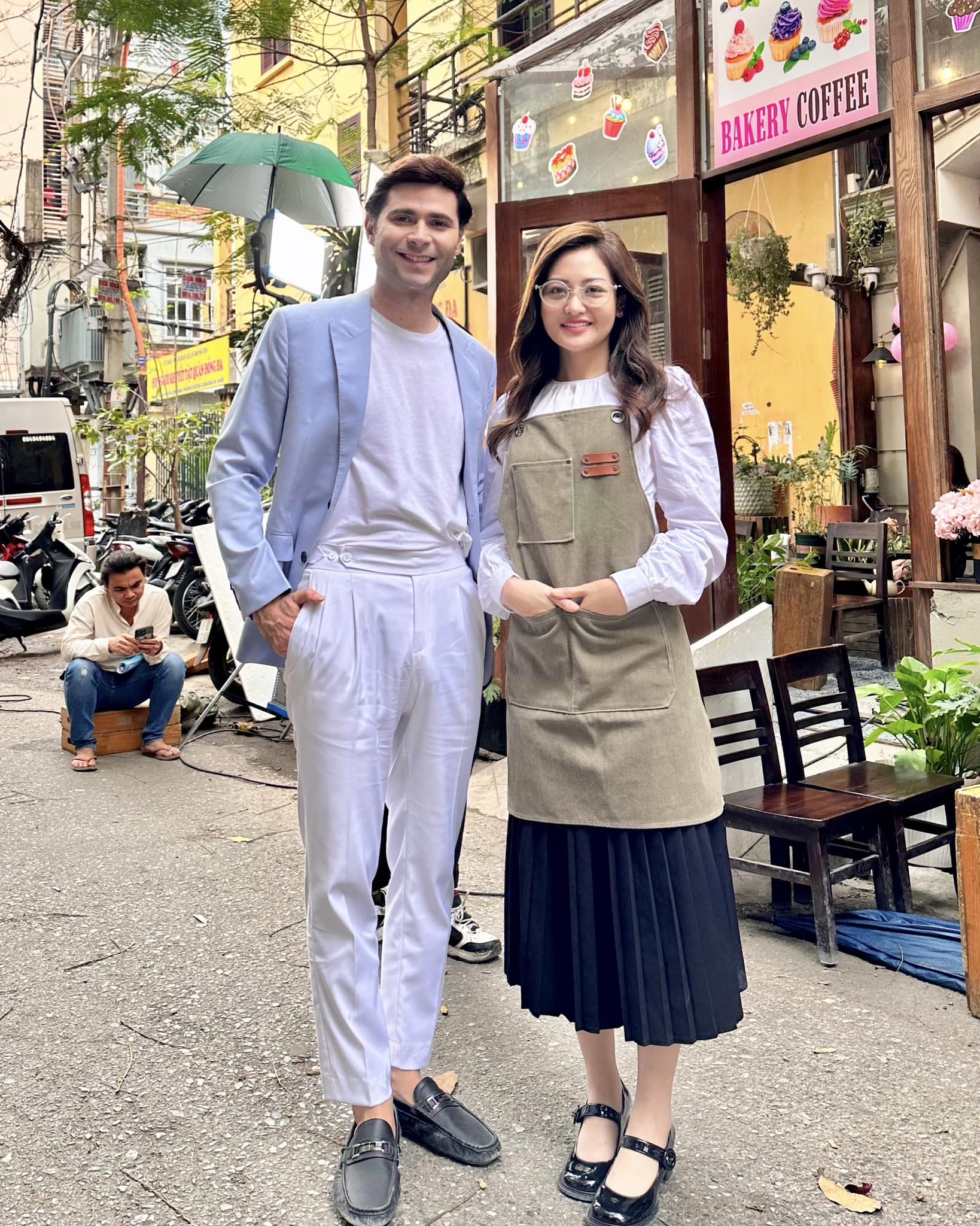 Diễn viên người Mỹ Charlie Win nói gì khi đóng chung với Hồng Diễm?