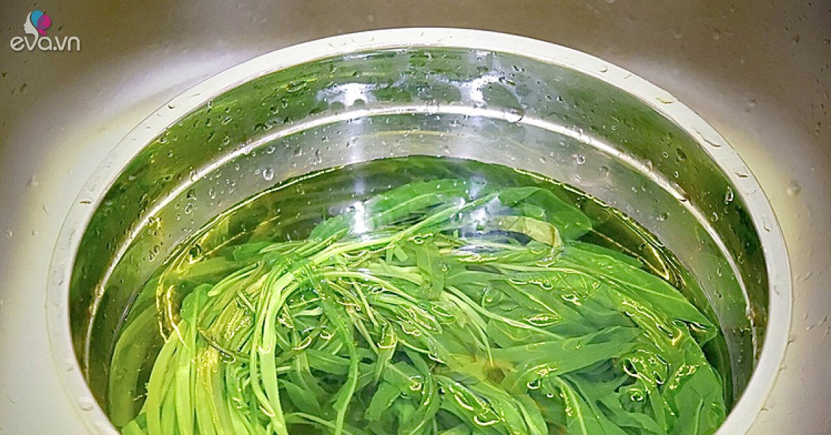 Nước luộc rau muống màu nâu đen có phải nhiễm hóa chất?