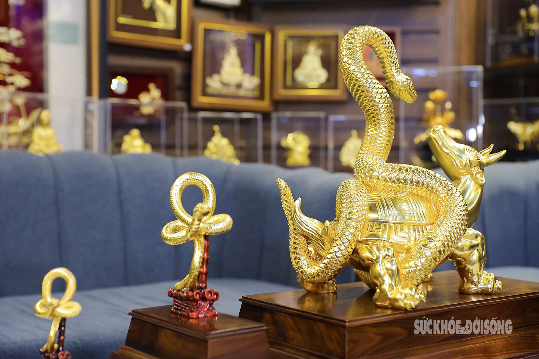 Rắn dát vàng 24K tinh xảo có giá hơn trăm triệu đồng đón Tết Ất Tỵ