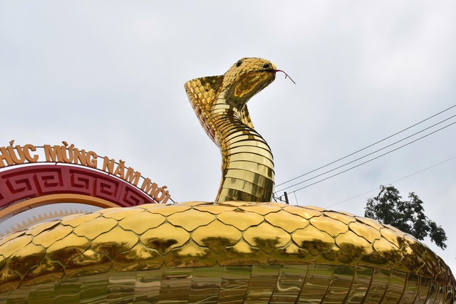 VIDEO: Linh vật rắn gây sốt mạng xã hội ở Bạc Liêu