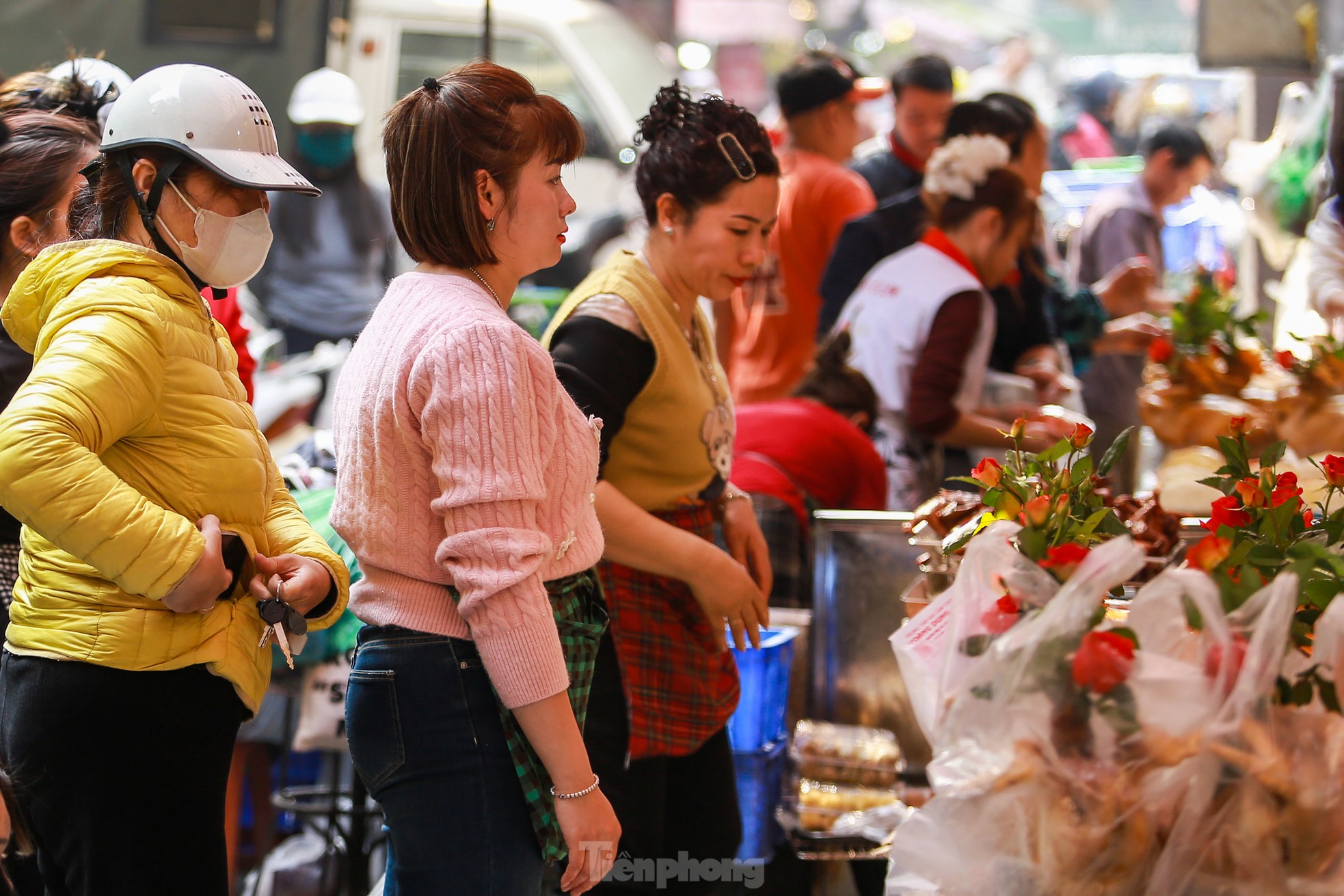 Tết ông Công ông Táo: Đồ cúng chế biến phong phú, gà ngậm hoa hồng giá ...
