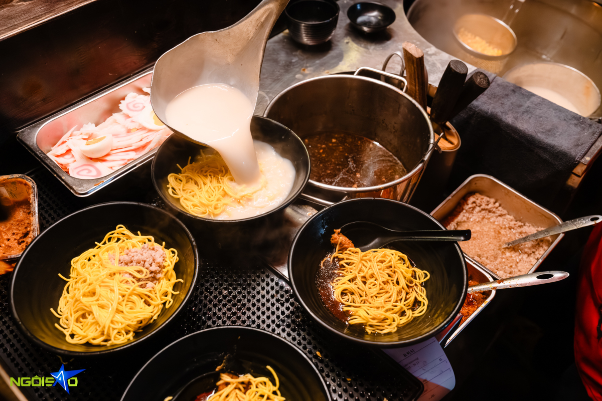 Xếp hàng giữa trời rét 13 độ để thưởng thức mì ramen vỉa hè Hồ Tây