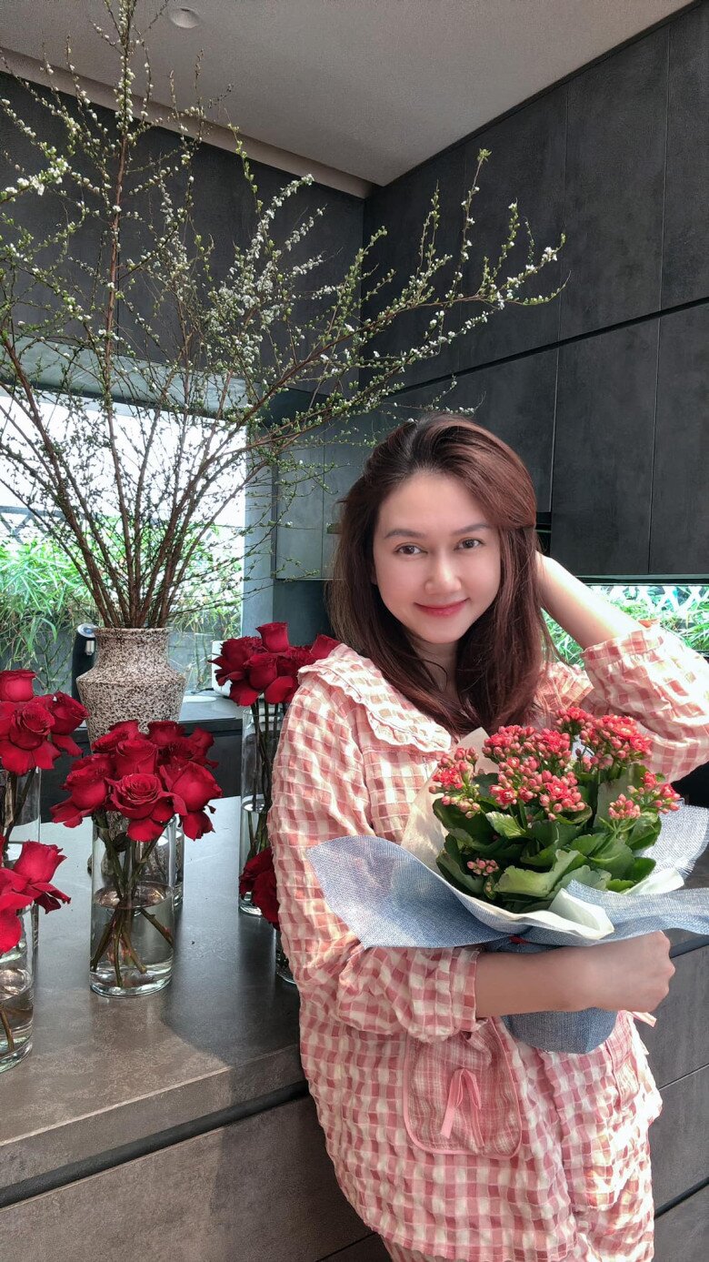 Sao Việt 24h: Bảo Thy thả tim bình luận hỏi chuyện có em bé, xuất hiện bên con trai với chiếc ...