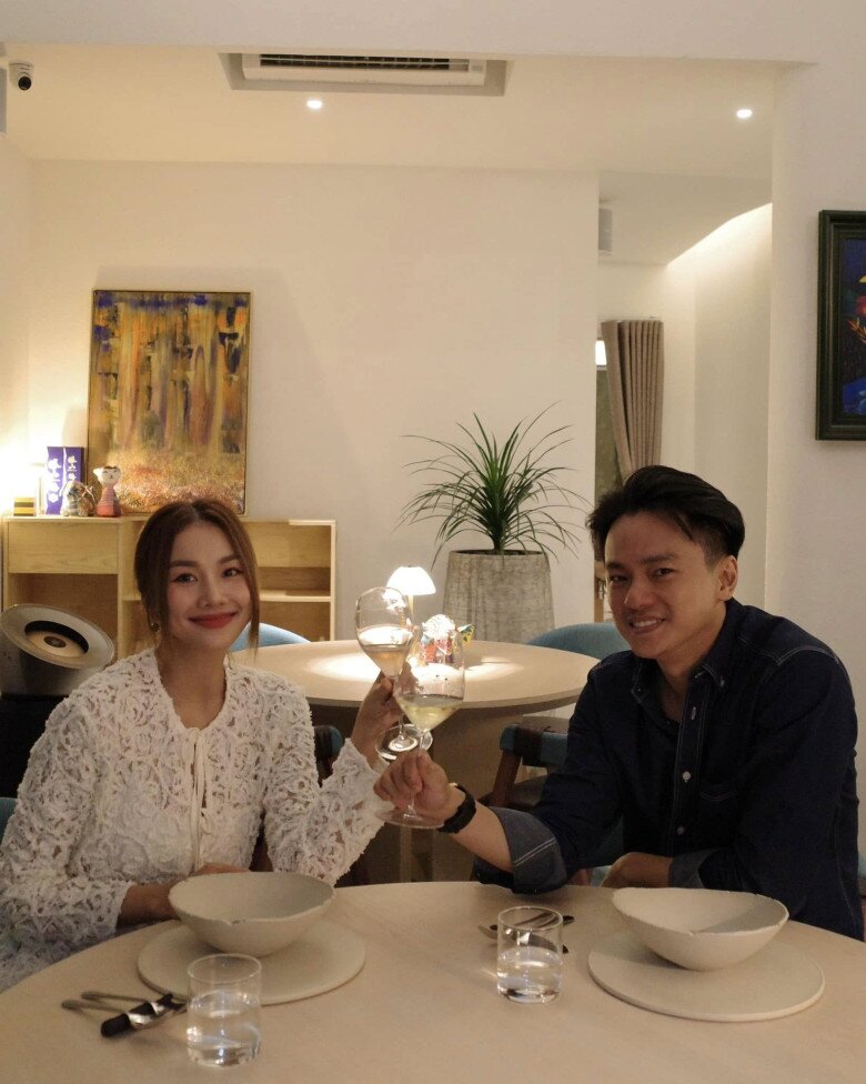 Sao Việt 24h: MC Phương Mai chia sẻ loạt ảnh tình cảm với chồng Tây, đau lòng khi nhìn lại hành ...