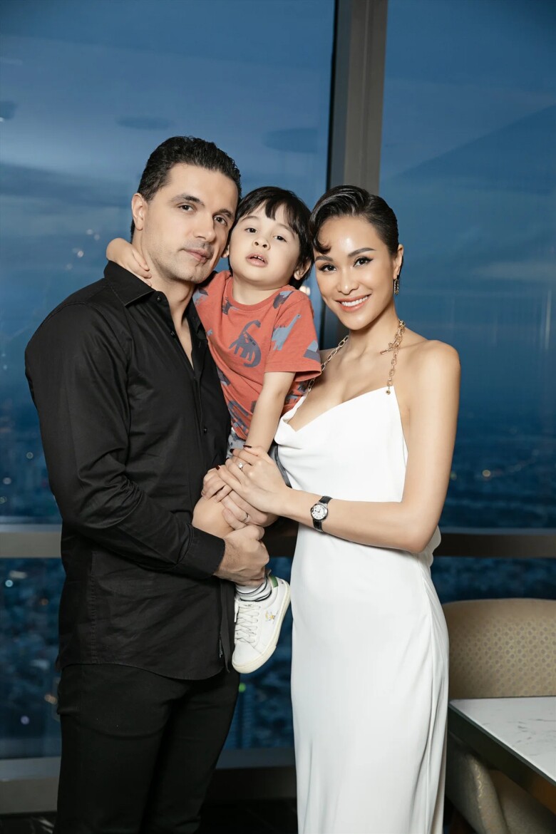 Sao Việt 24h: MC Phương Mai chia sẻ loạt ảnh tình cảm với chồng Tây, đau lòng khi nhìn lại hành ...