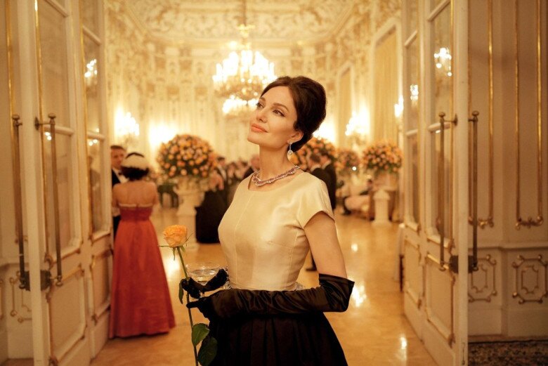 Angelina Jolie tự chữa lành sau ly hôn, kết bạn với người quyền lực để ...