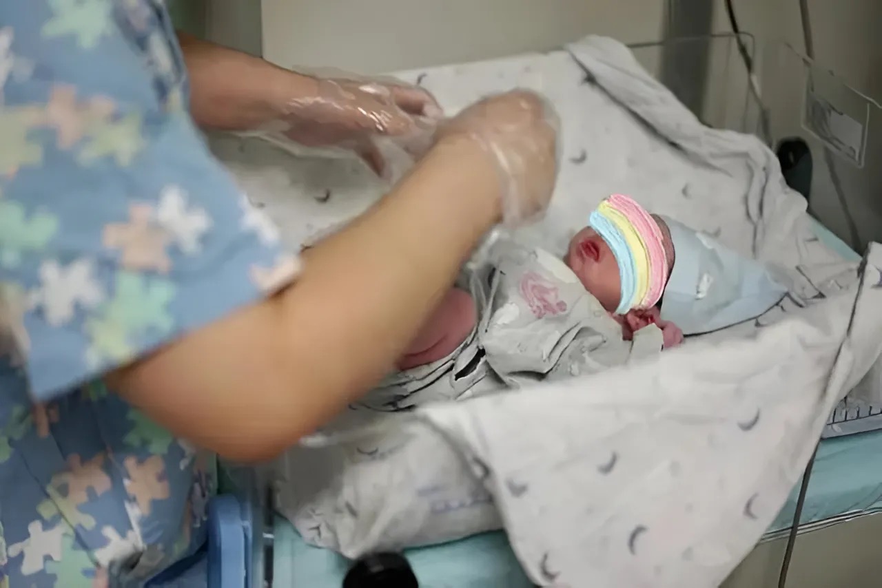 Mẹ cạn nước mắt vì con sinh non qua đời, 33 năm sau bác sĩ đỡ đẻ tiết ...