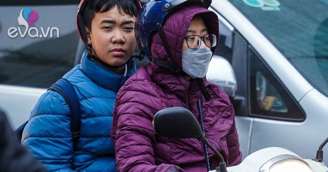 Không khí lạnh tràn về, người Hà Nội chật vật di chuyển trong gió mạnh