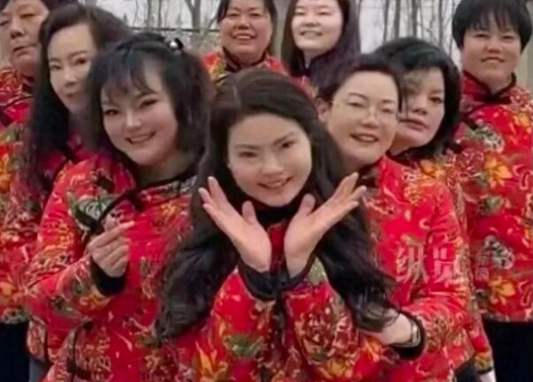 Gia đình có 9 cô con gái xinh đẹp, từng rất mong con trai giờ gặt hái ...