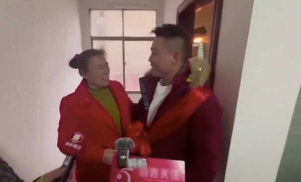 Từ một nhầm lẫn trên taxi, chàng trai bất ngờ tìm được anh em song sinh ...