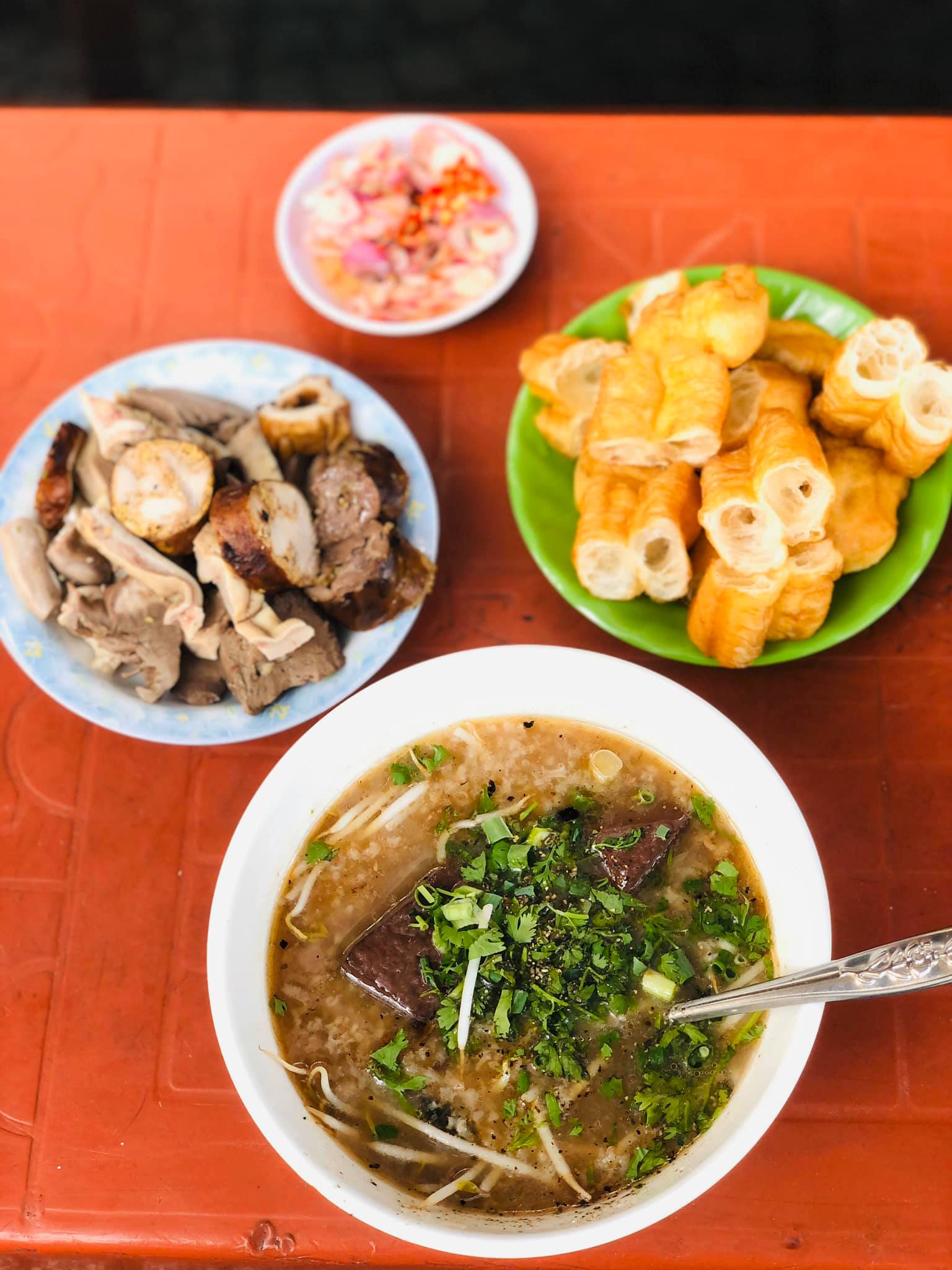 Quán cháo lòng đắt xắt ra miếng ở Sài Gòn, 60k/tô cháo vỉa hè, bí quyết ...