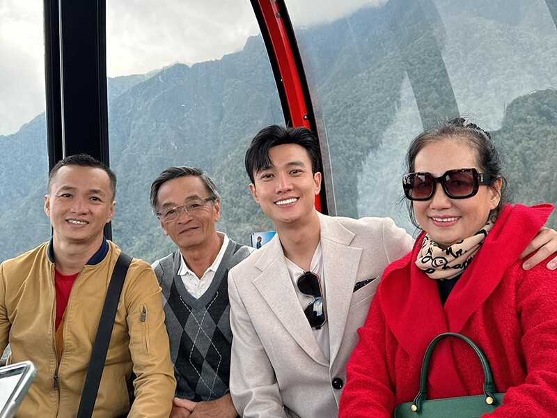 Bạn diễn kém 26 tuổi của Hồng Đào: Từng sống cạnh bãi rác nay làm CEO ...
