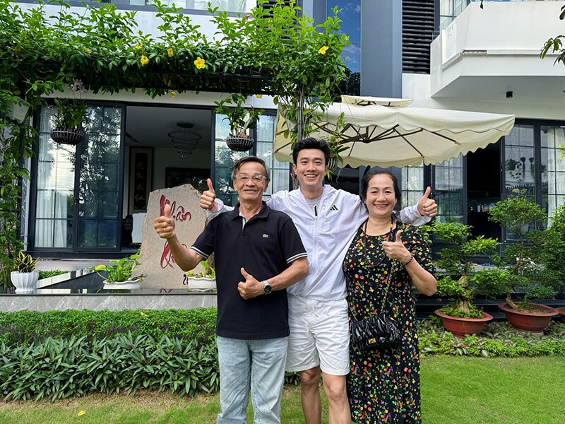 Bạn diễn kém 26 tuổi của Hồng Đào: Từng sống cạnh bãi rác nay làm CEO ...